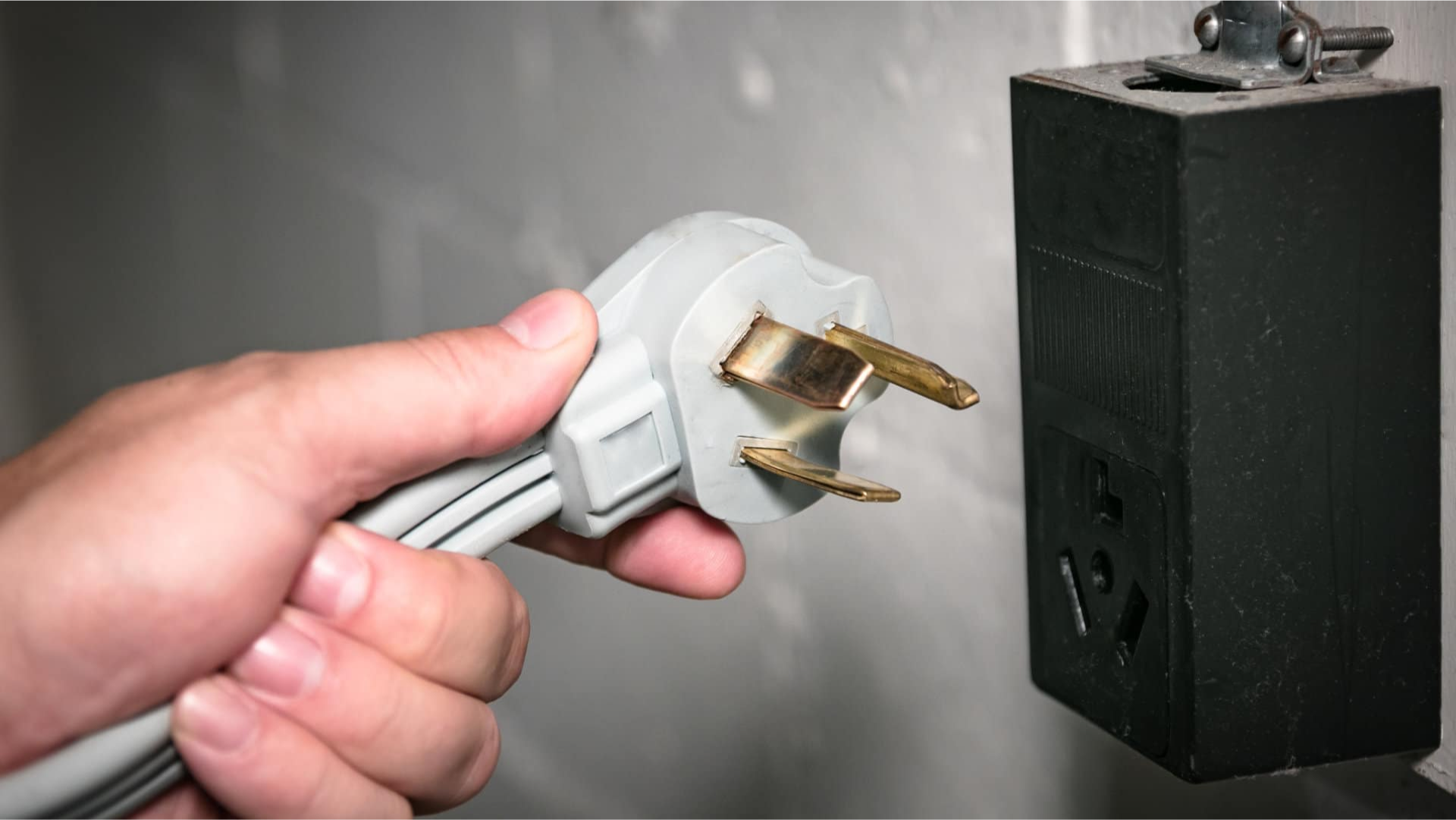 Difference Between 120V & 240V Outlets | Hoover Electric